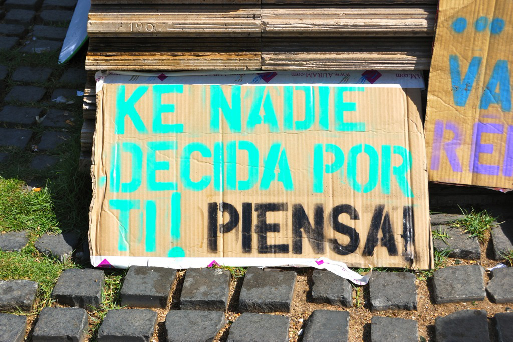 Qué nadie decida por ti! Piensa! | Muros hablados